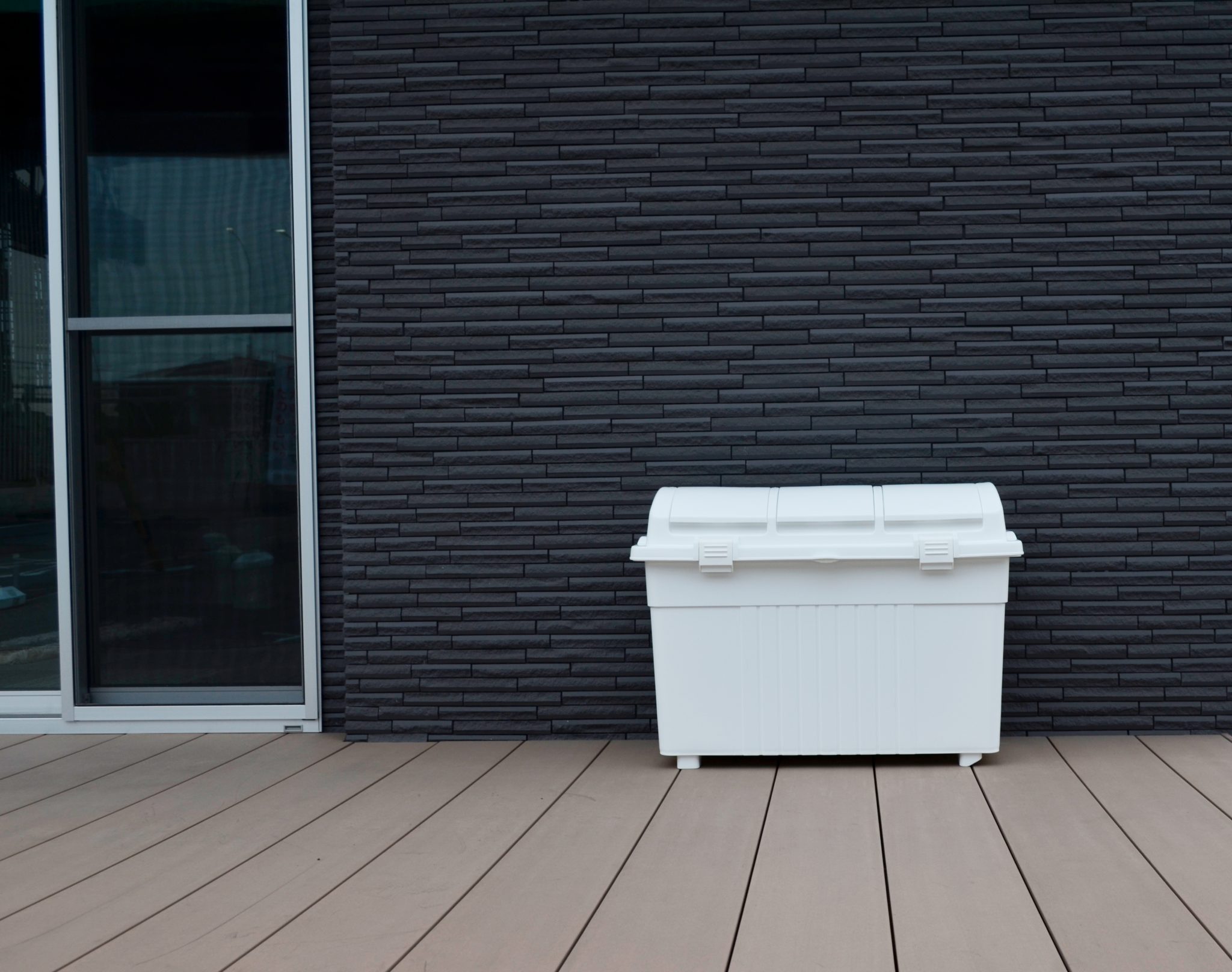 ゴミ箱を野外に置くなら？外置きゴミ箱の選び方のコツと、屋外でもおしゃれに使える商品を紹介！風で飛ばされない対策も！ - リス公式オンラインショップ